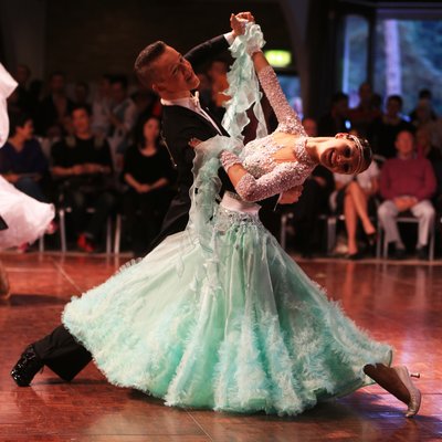 Welcher Standardtanz wird bei Tanzturnieren zuerst durchgeführt ...